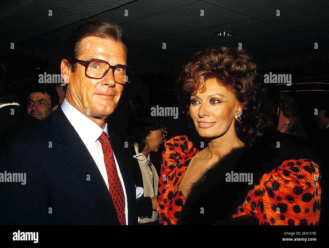 Roger Moore et Sophia Loren 1988 crédit : Ralph Dominguez/MediaPunch ...