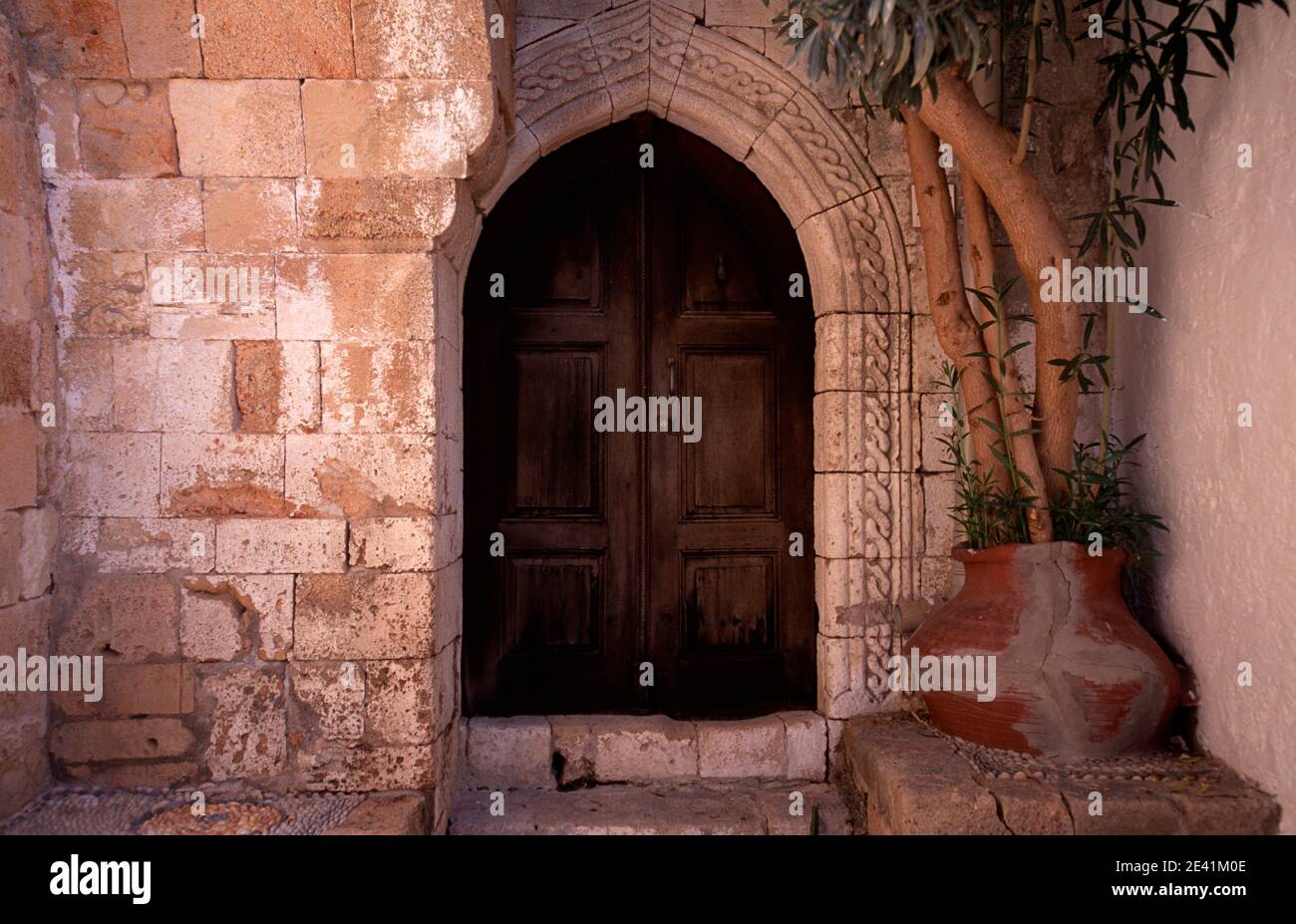 Rundbogen spitzbogen Banque de photographies et d’images à haute ...