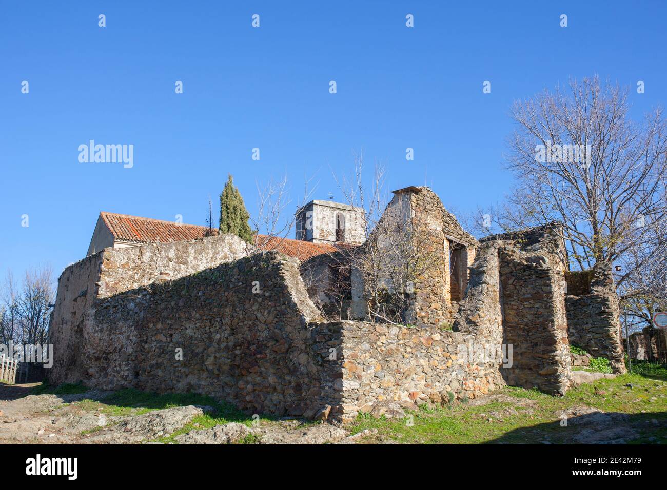Maison en ruines au village de Granadilla. Ville médiévale évacuée en ...