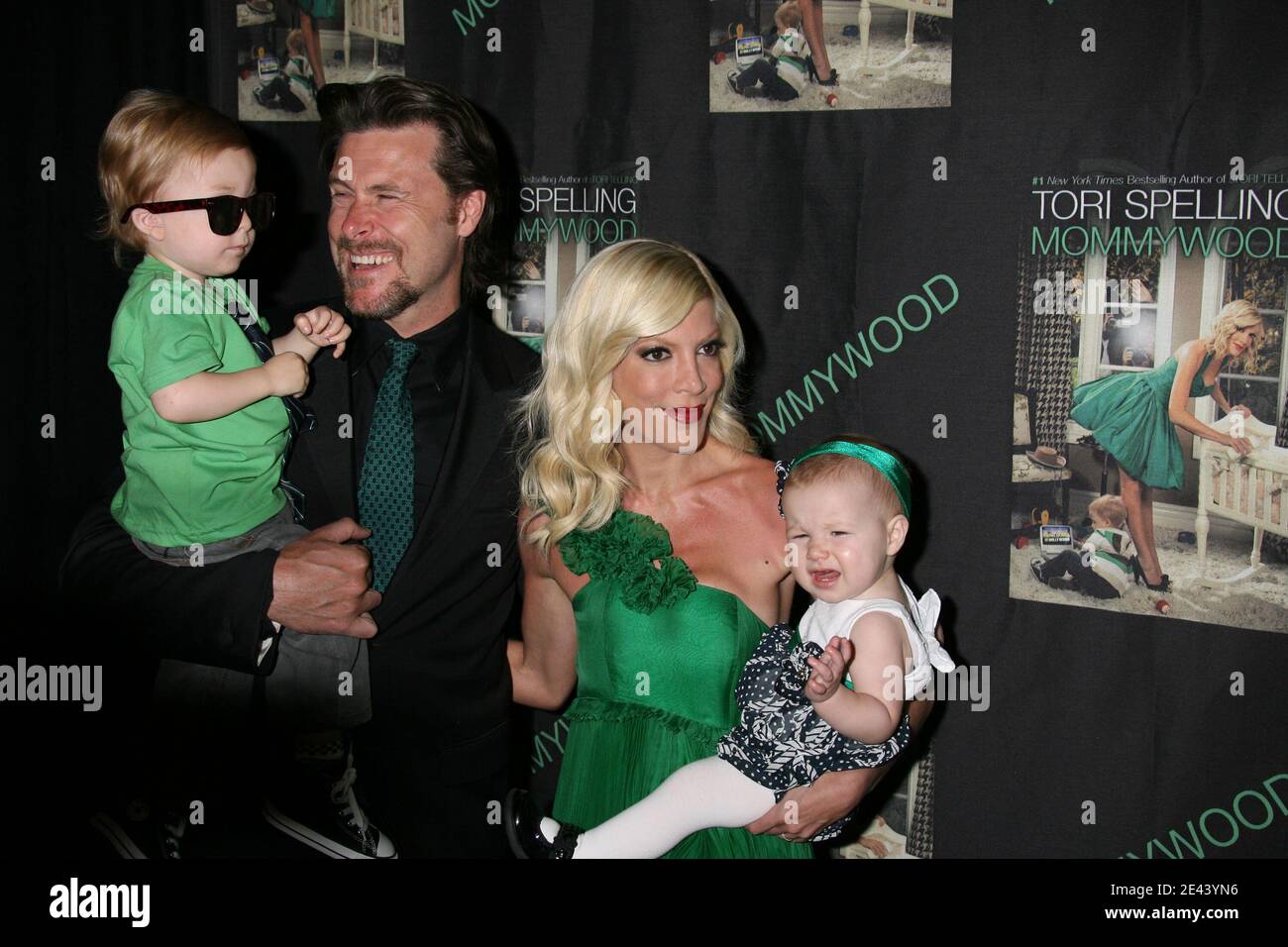 Tori Spelling avec son mari Dean McDermott, son fils Liam Aaron et sa ...