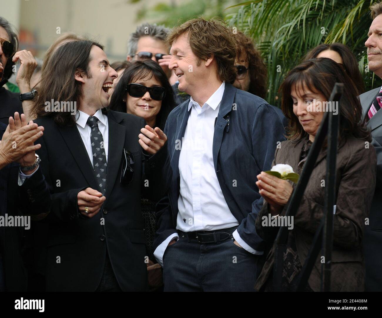 Sir Paul McCartney (C) avec la veuve de George Harrison Olivia Harrison ...