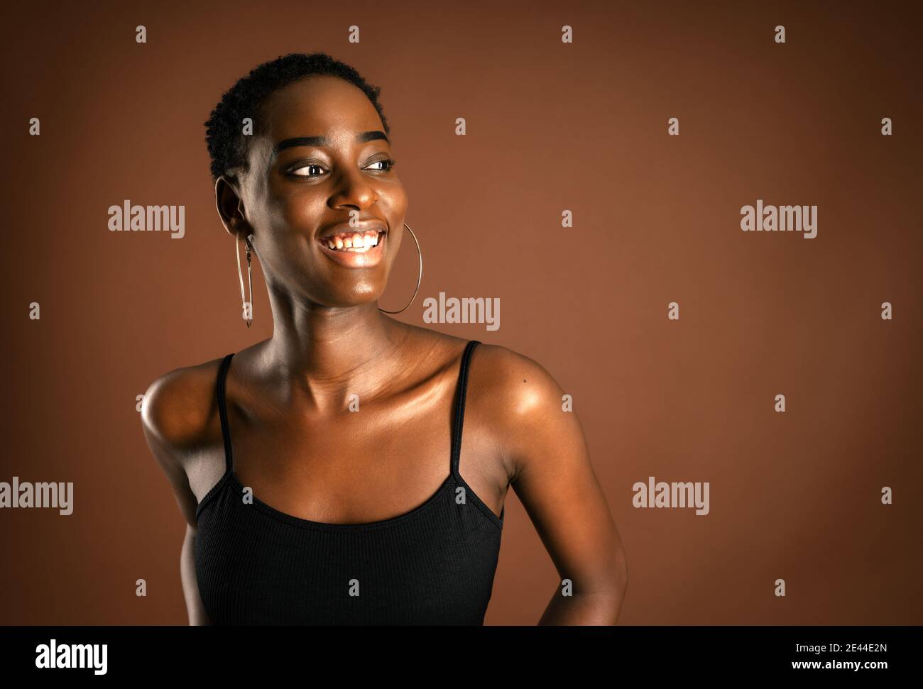Femme noire mince chveux courts Banque de photographies et d’images à ...