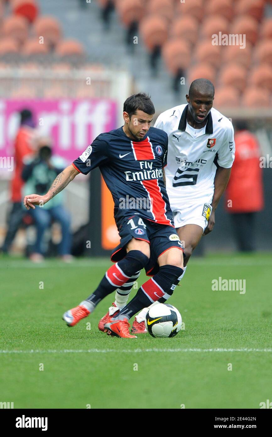 Mateja Kezman du PSG combat Rod Fanni de Rennes lors du match de ...