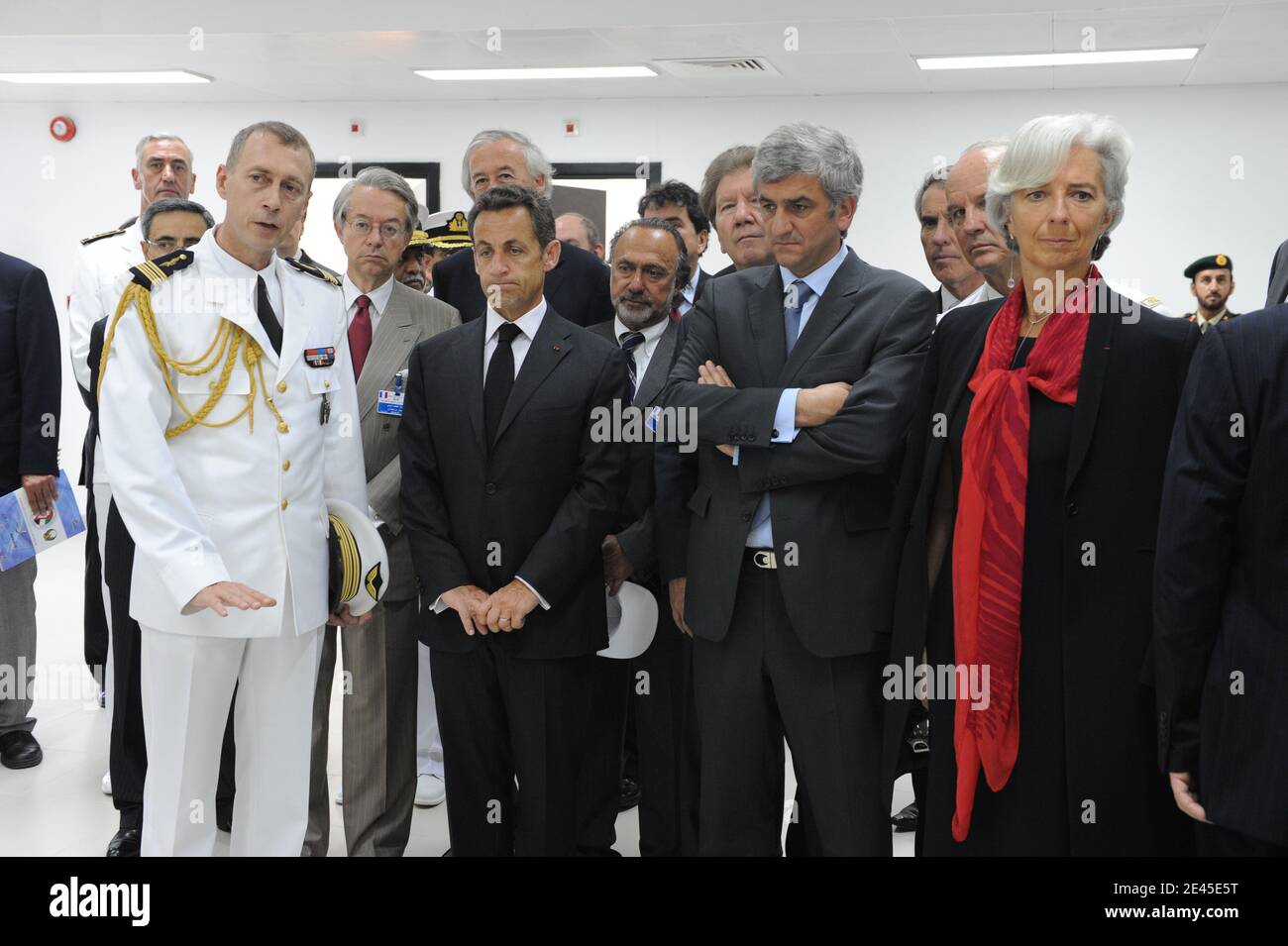Le président français Nicolas Sarkozy inaugure la base de la marine ...