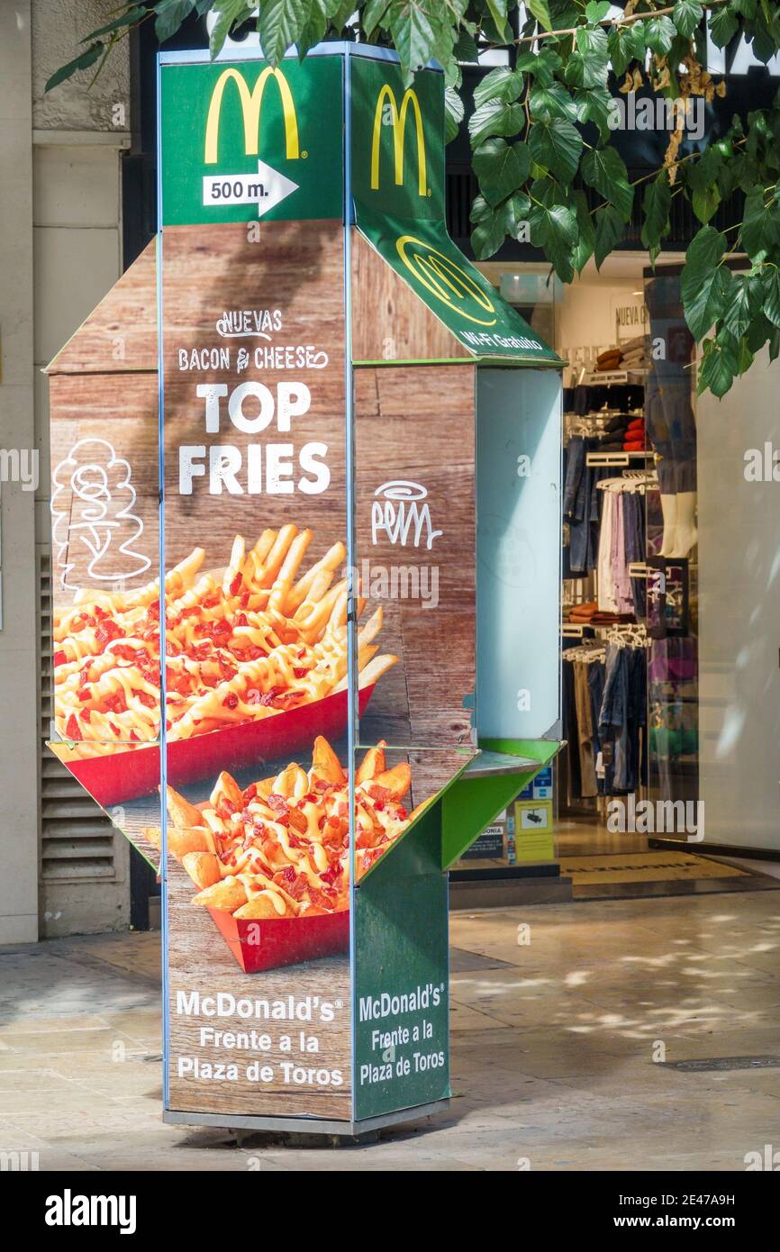 Kiosque publicitaire publicitaire Banque de photographies et d’images à ...