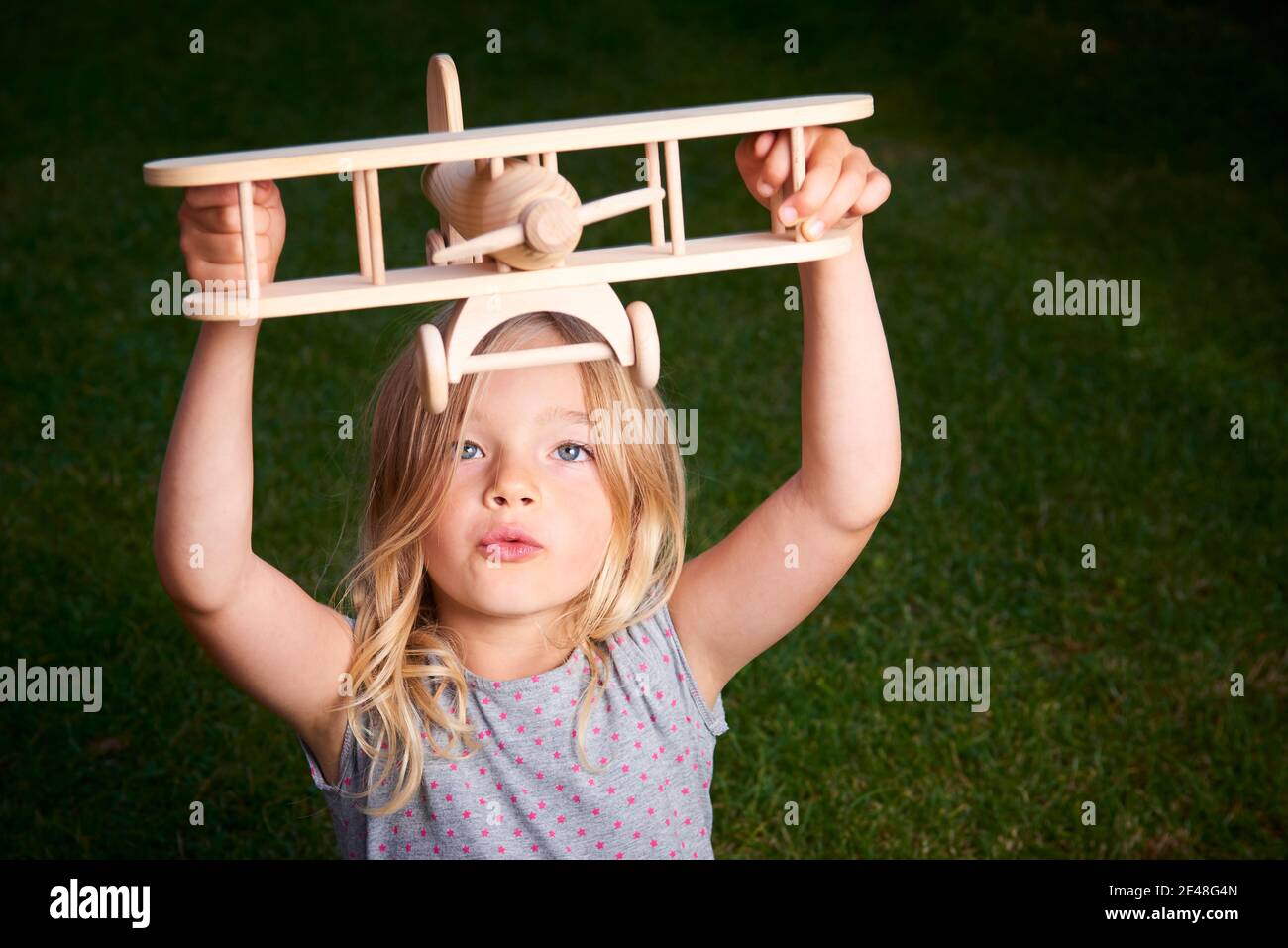 Enfant jouant avec un avion Banque de photographies et d’images à haute ...