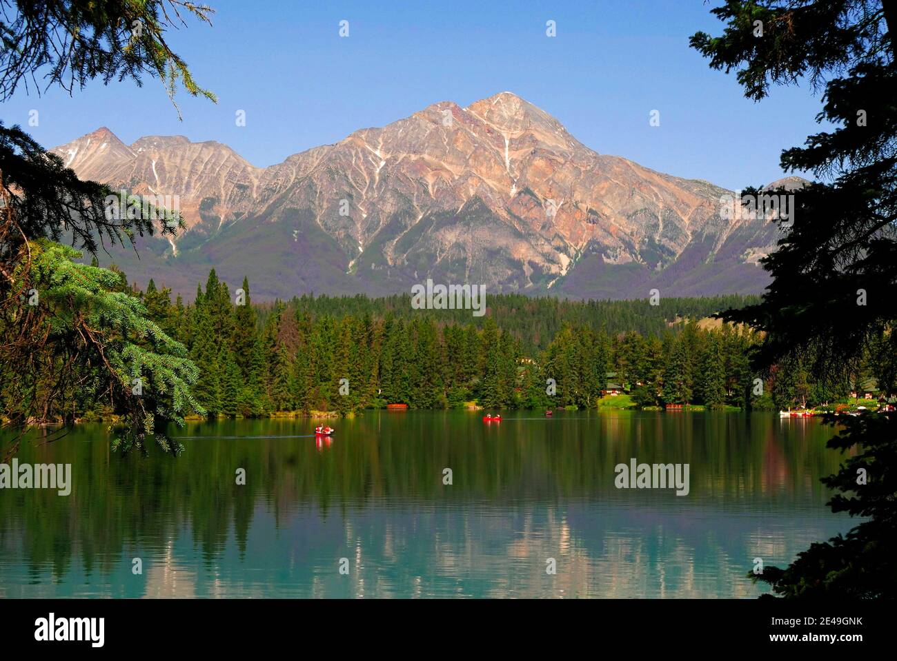 Lac Beauvert et montagne Pyramide près de Jasper, parc national Jasper ...