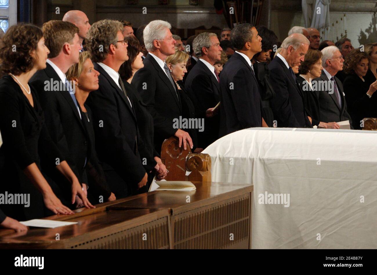 Le dossier à drapé de blanc du sénateur Edward Kennedy se trouve devant ...