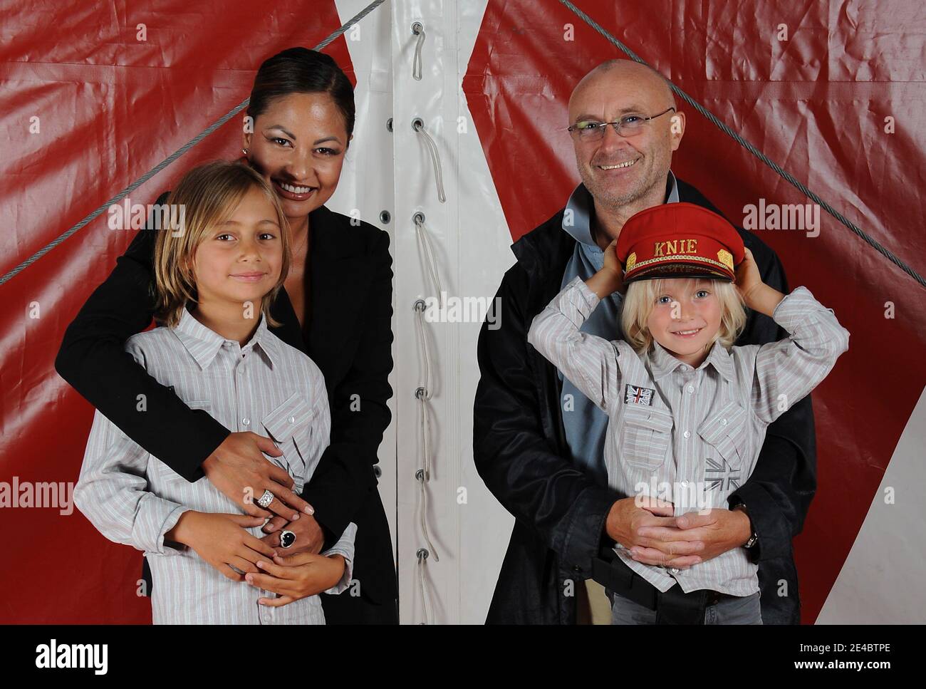Le chanteur Phil Collins pose avec sa femme Orianne Cevey et ses ...
