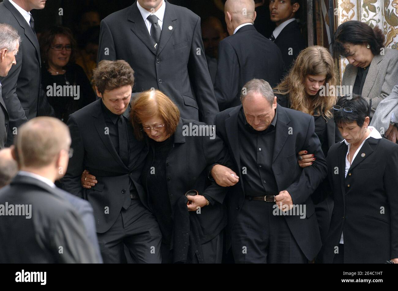 Parents assistant à la messe funéraire de l'acteur et chanteur français ...