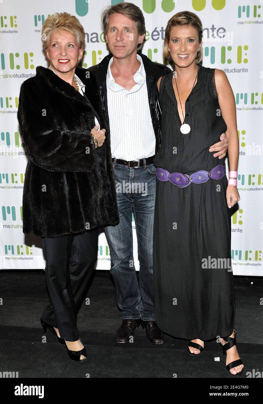 Isabelle Bres (r), son frère et sa mère Pierrette Bres arrivant au ...