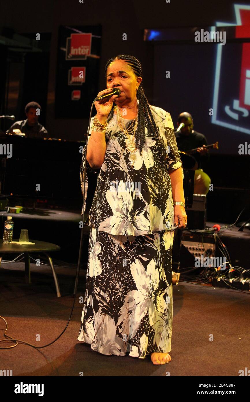 Cesaria evora singer Banque de photographies et d’images à haute ...