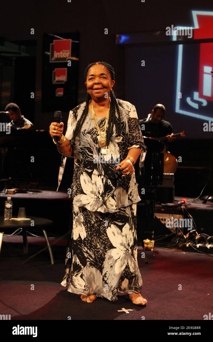 Cesaria evora singer Banque de photographies et d’images à haute ...