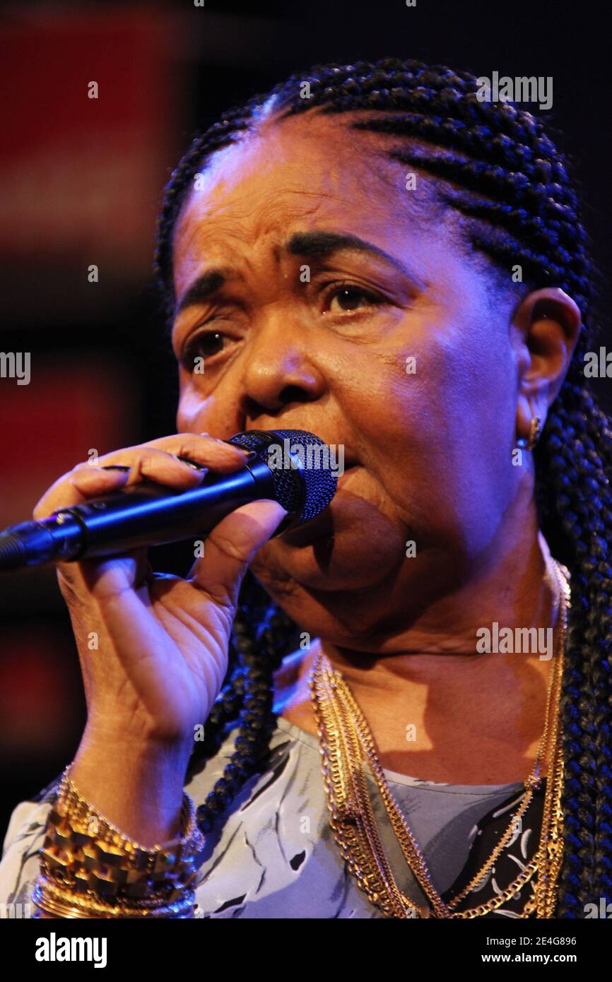 Cesaria evora singer Banque de photographies et d’images à haute ...