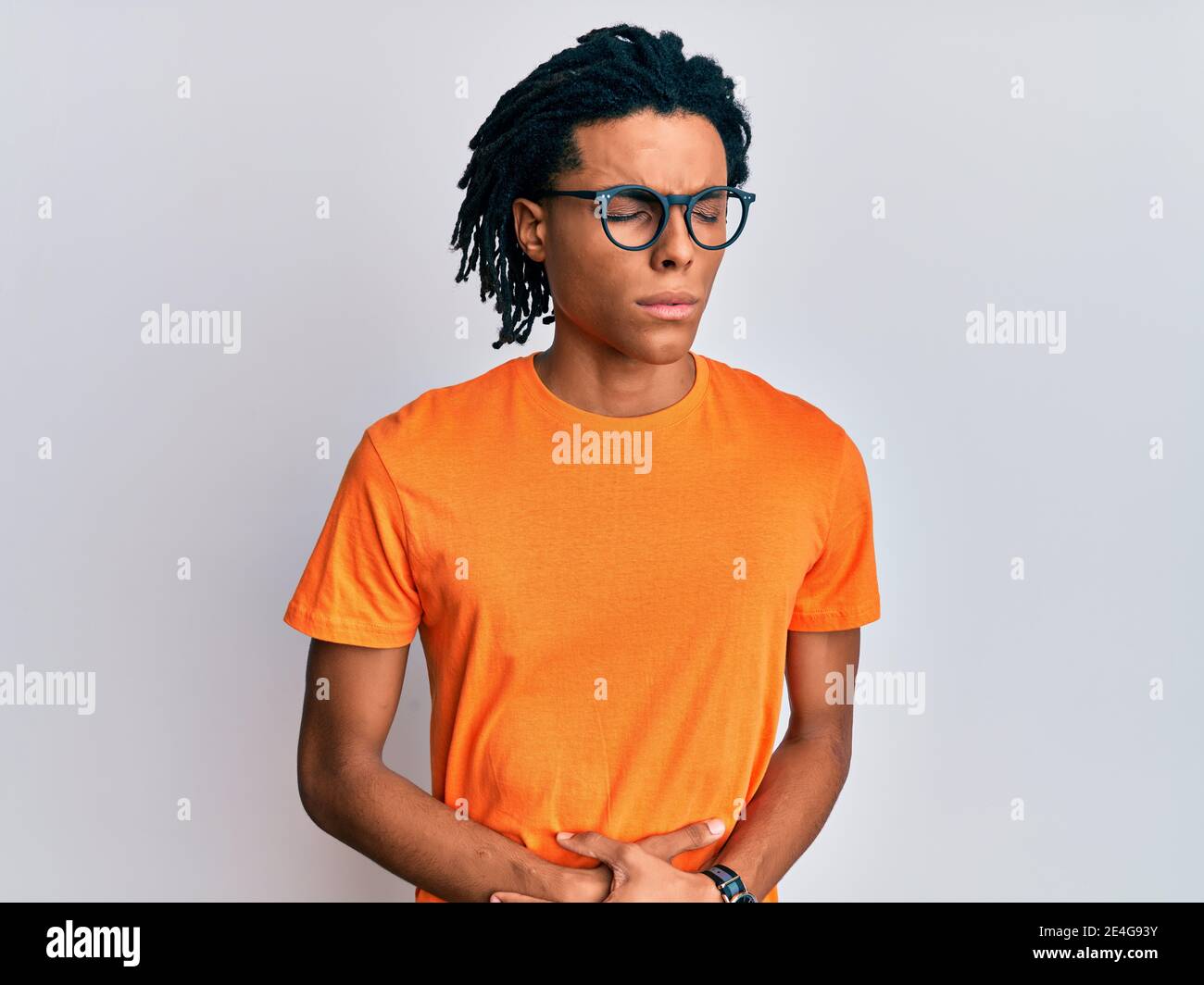 Jeune homme afro-américain portant des vêtements et des lunettes ...
