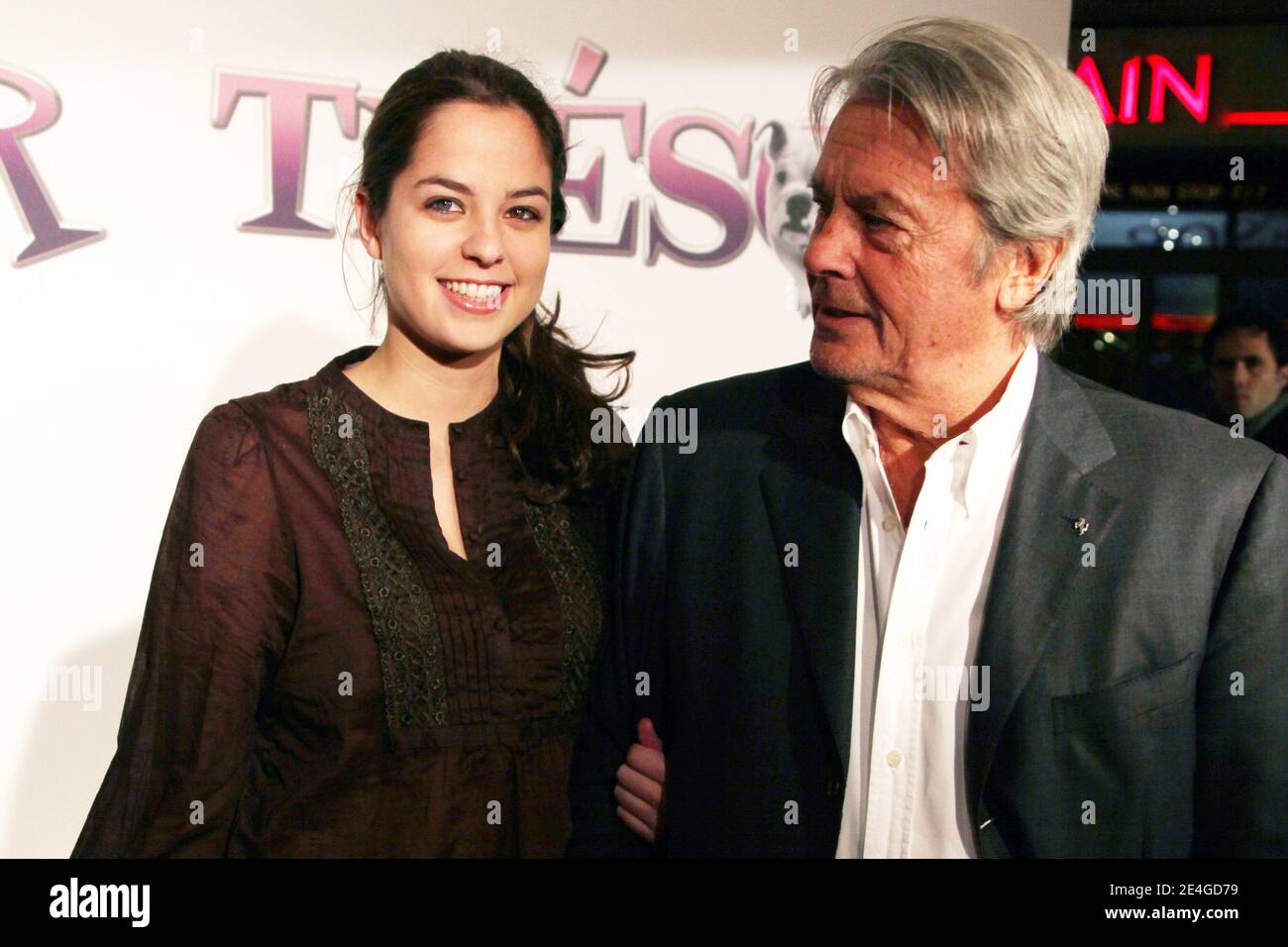 Alain Delon et sa fille Anouchka Delon arrivent à la première de ...
