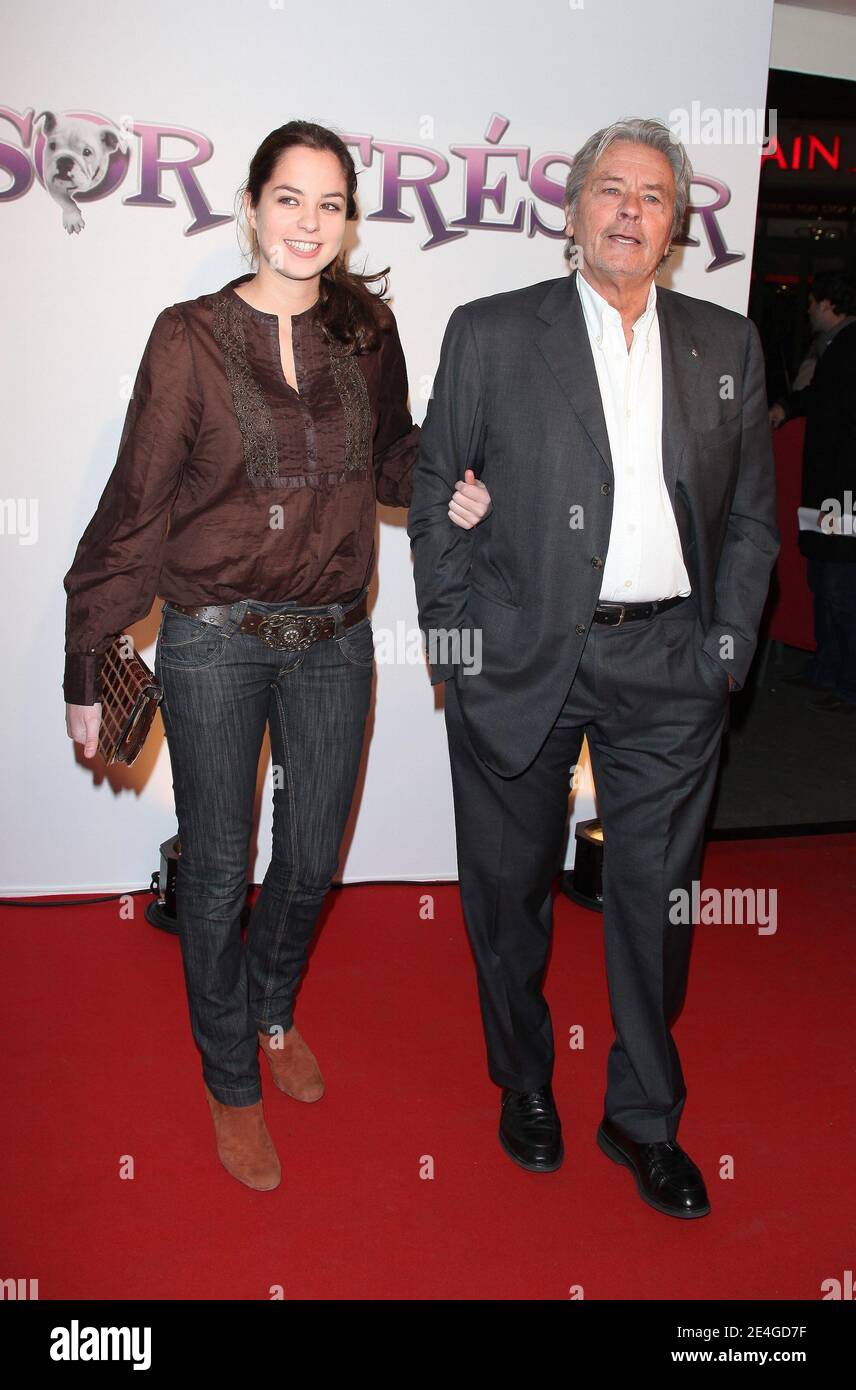 Alain Delon et sa fille Anouchka Delon arrivent à la première de ...