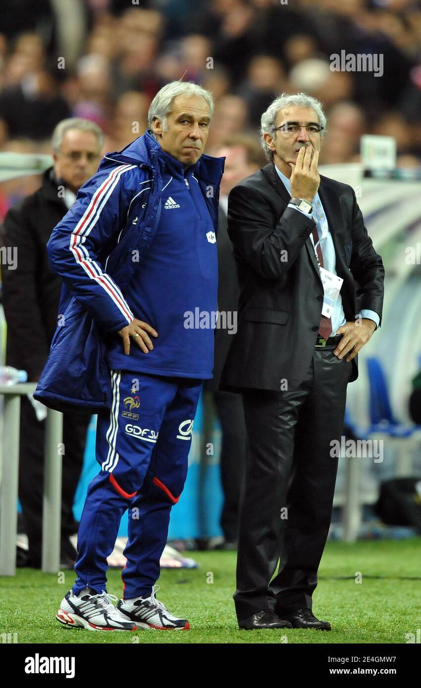 L'entraîneur français Raymond Domenech et l'assistant Pierre Mankowski ...