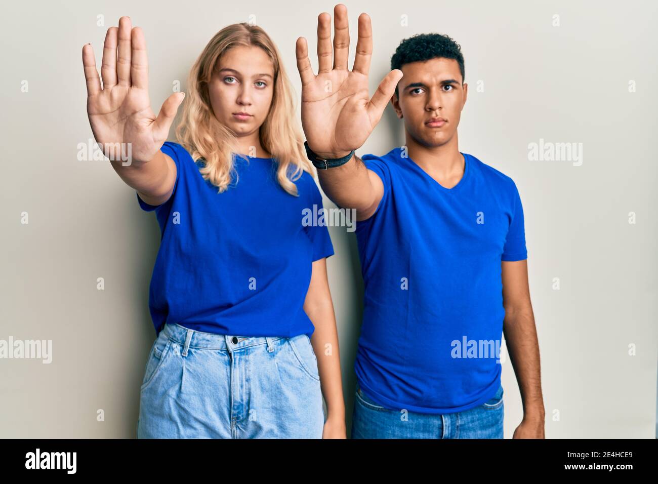 Jeune couple interracial portant des vêtements décontractés faisant ...