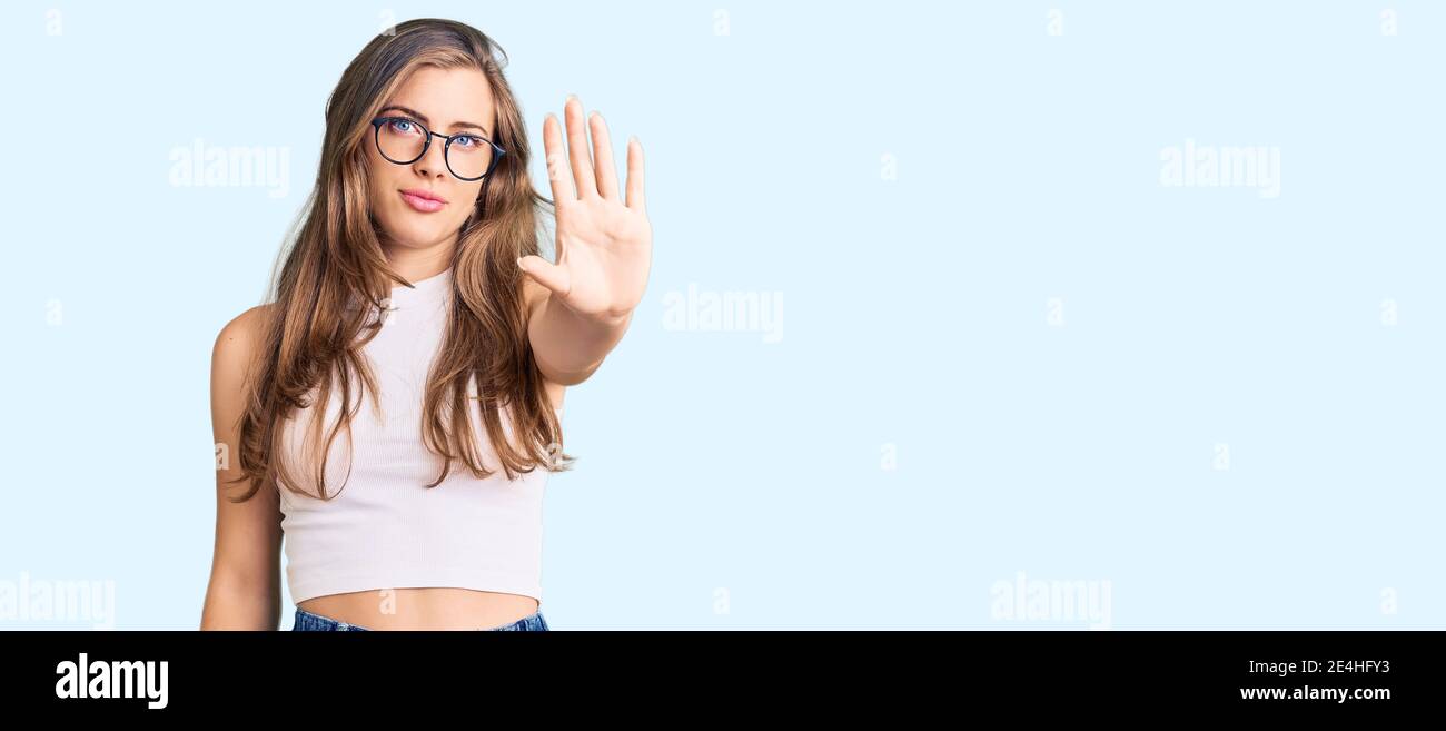 Belle jeune femme caucasienne portant des vêtements décontractés et des ...