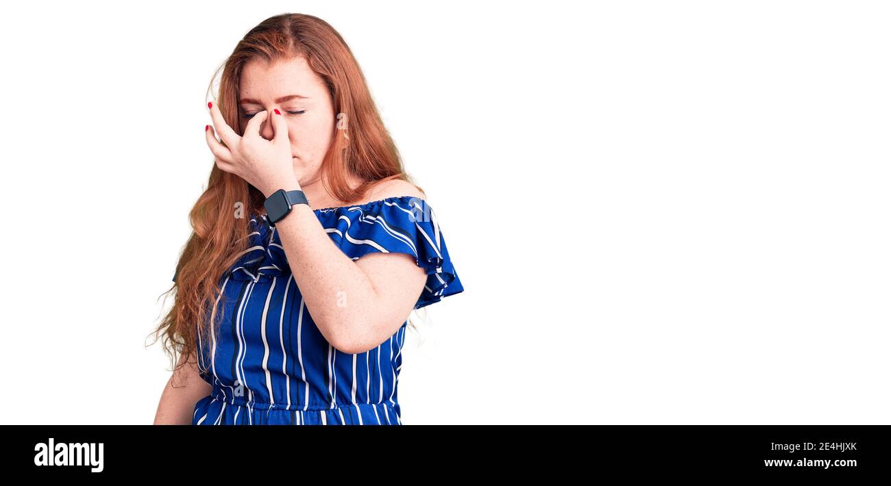 Jeune belle femme rouge portant des vêtements décontractés fatigués ...