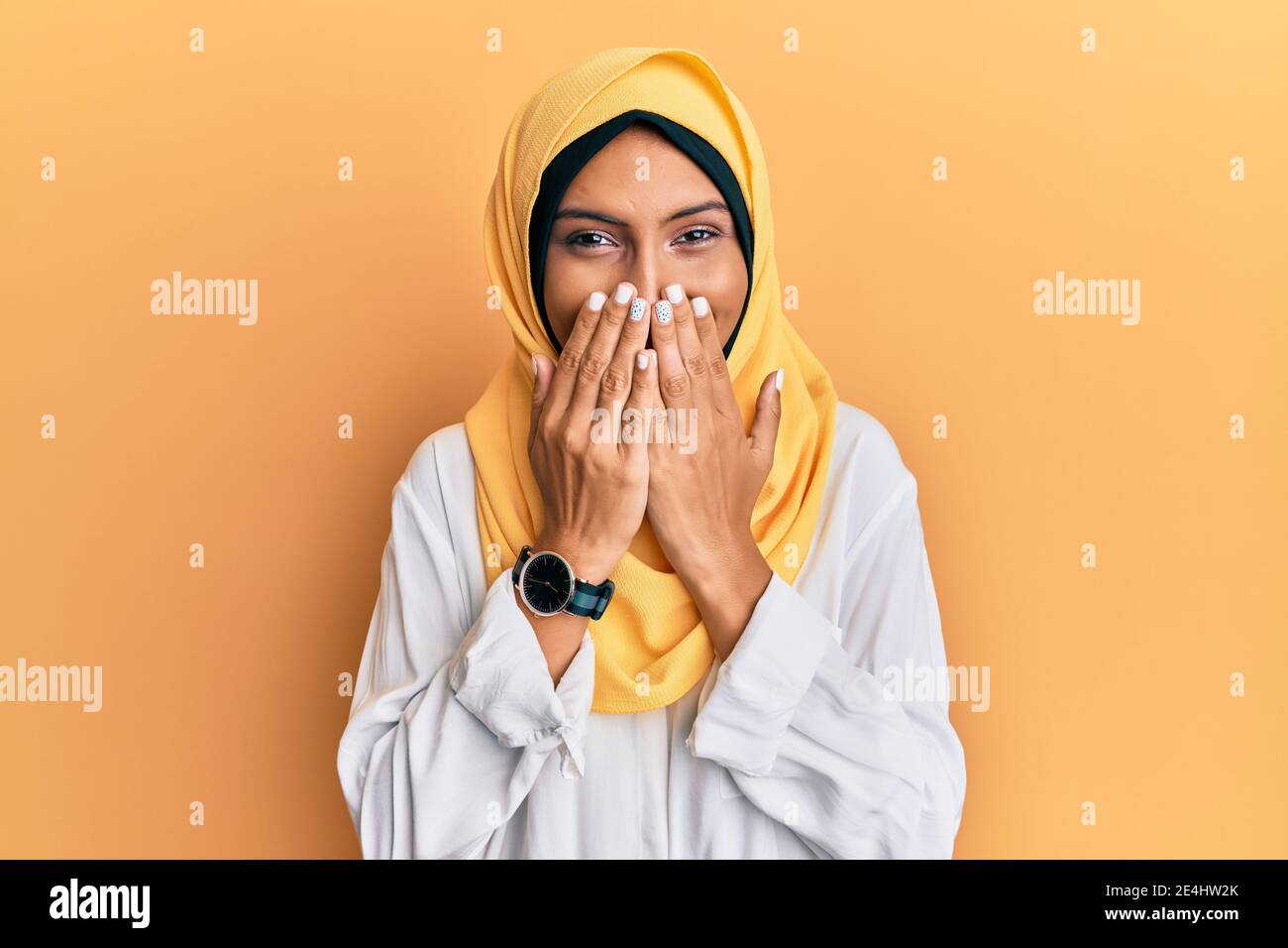 Jeune Femme Arabe Brunette Portant Un Foulard Islamique Traditionnel
