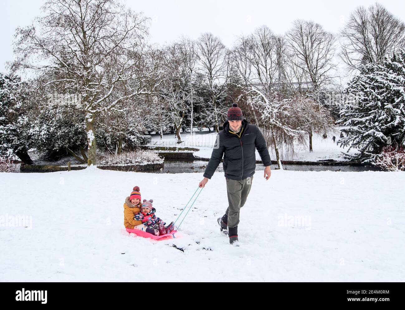 DaN Ives tire ses filles Pobby et Eden sur un traîneau à travers un parc couvert de neige Buxton ...