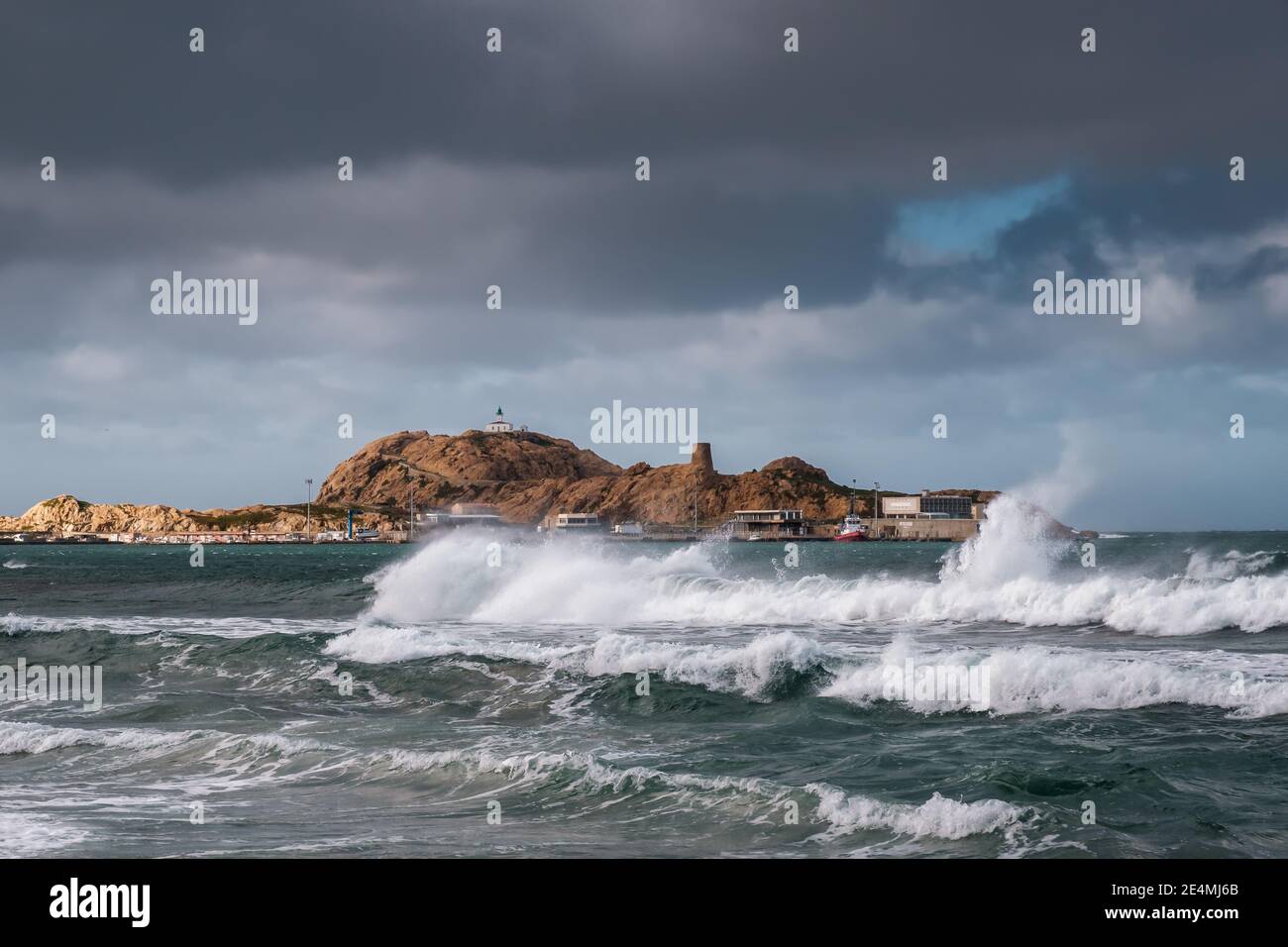 Mer agitée après la tempête Hortense à l'Ile Rousse dans la région de ...