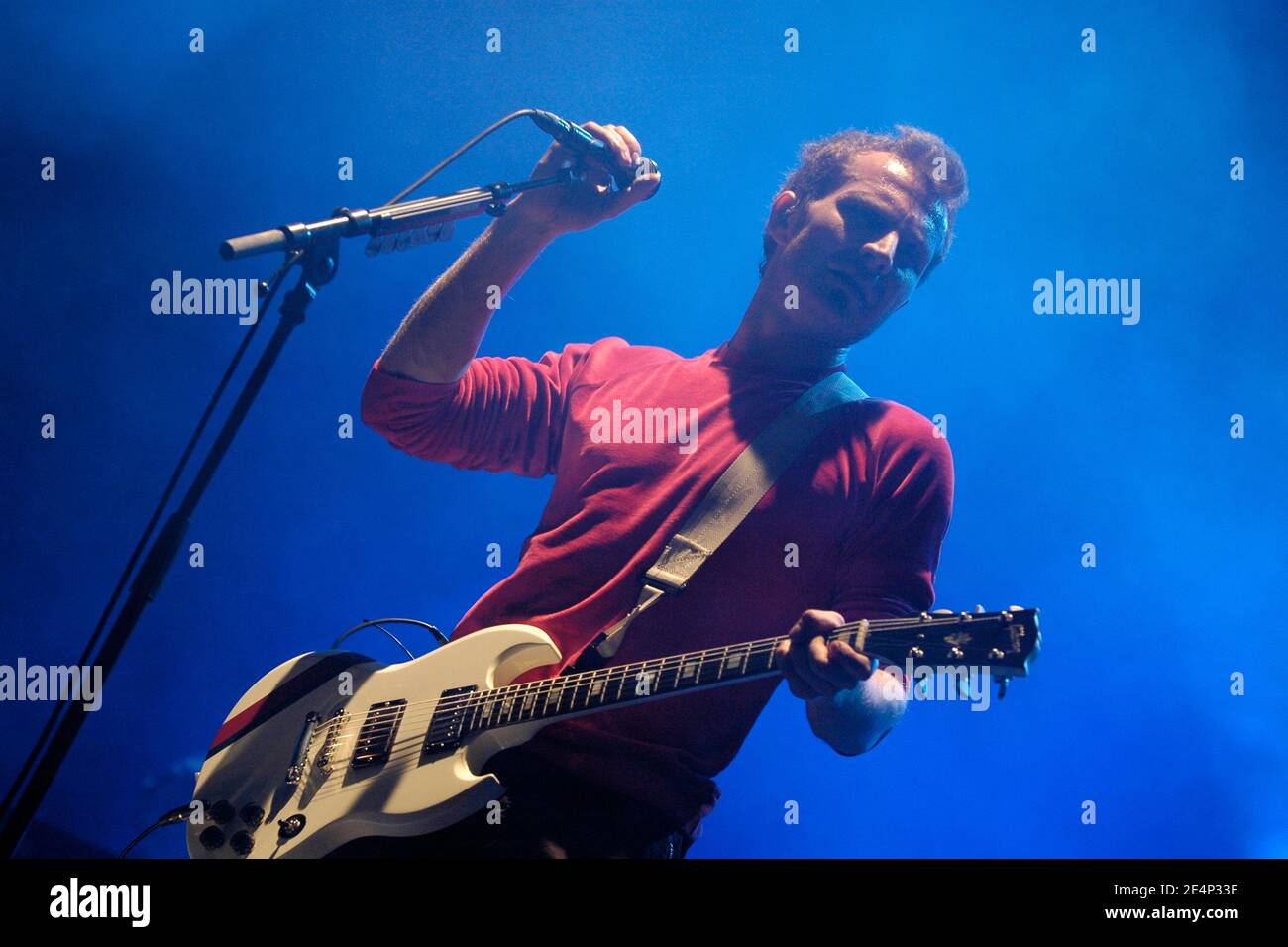La chanteuse française Sinclair joue en direct sur scène lors de la 9e ...