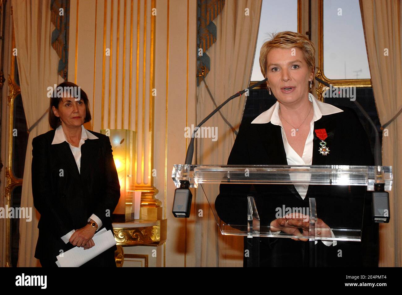 La journaliste Elise Lucet livre sa crache lors de la cérémonie où elle ...