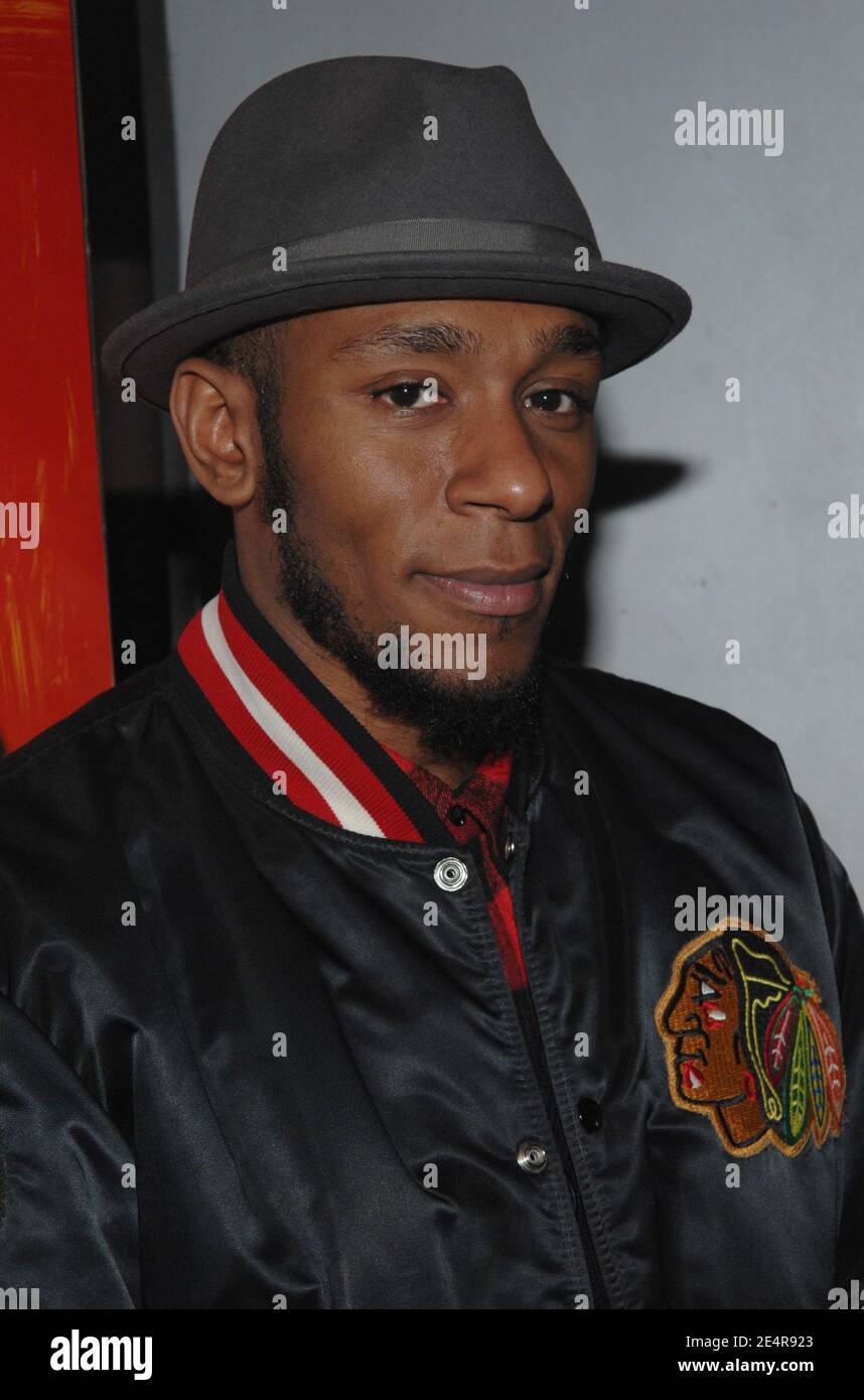 L'acteur Mos DEF pose pour des photos lors de la première « be kind ...