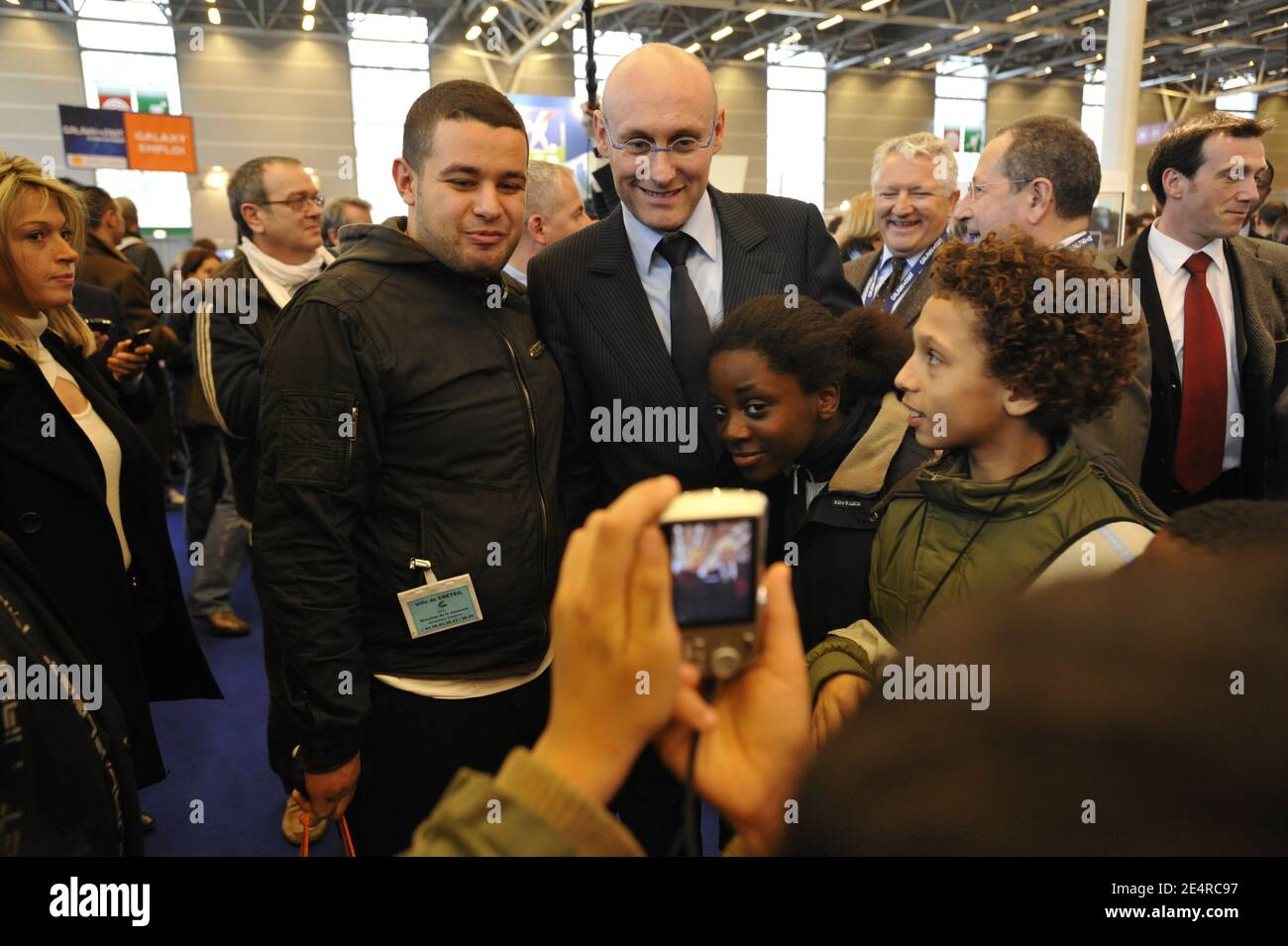 Le ministre d'État responsable de la Jeunesse et du Sport Bernard Laporte visite la foire Galaxy ...
