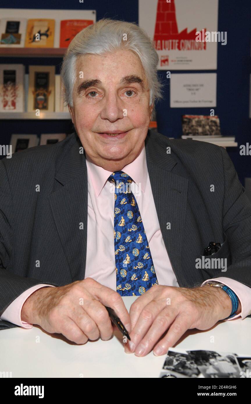 Le comédien Roger Pierre participe au salon du Livre de Paris qui s'est ...