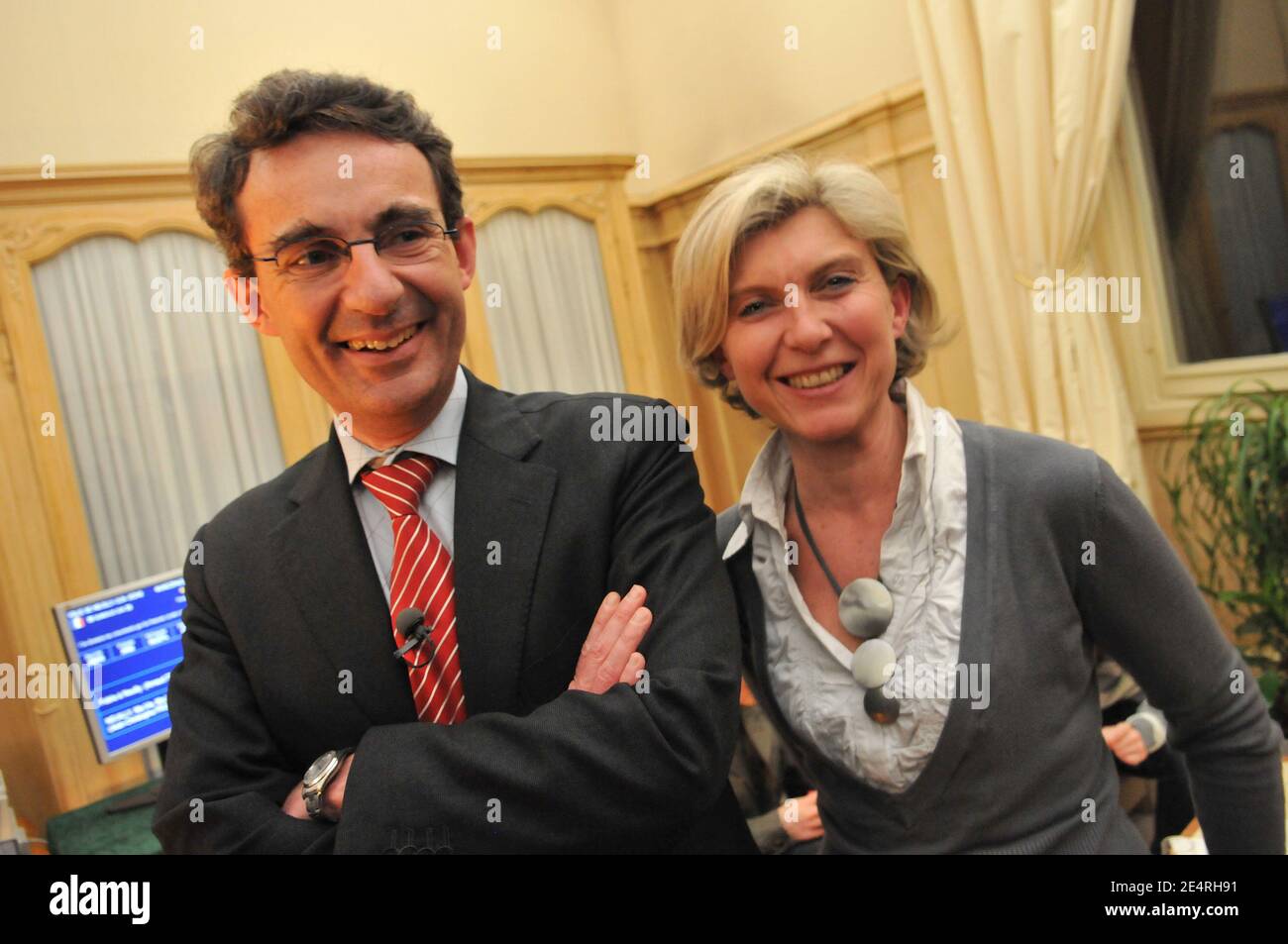 Jean-Christophe Fromantin et son épouse Laure après les résultats du deuxième tour des élections ...