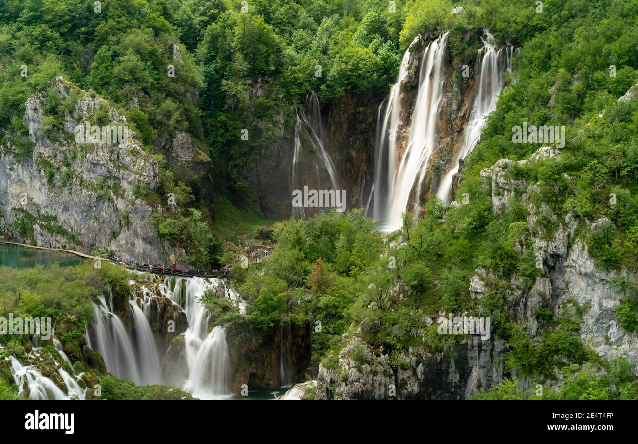 plan d'exposition longue de la grande chute d'eau de gifle de veliki à ...