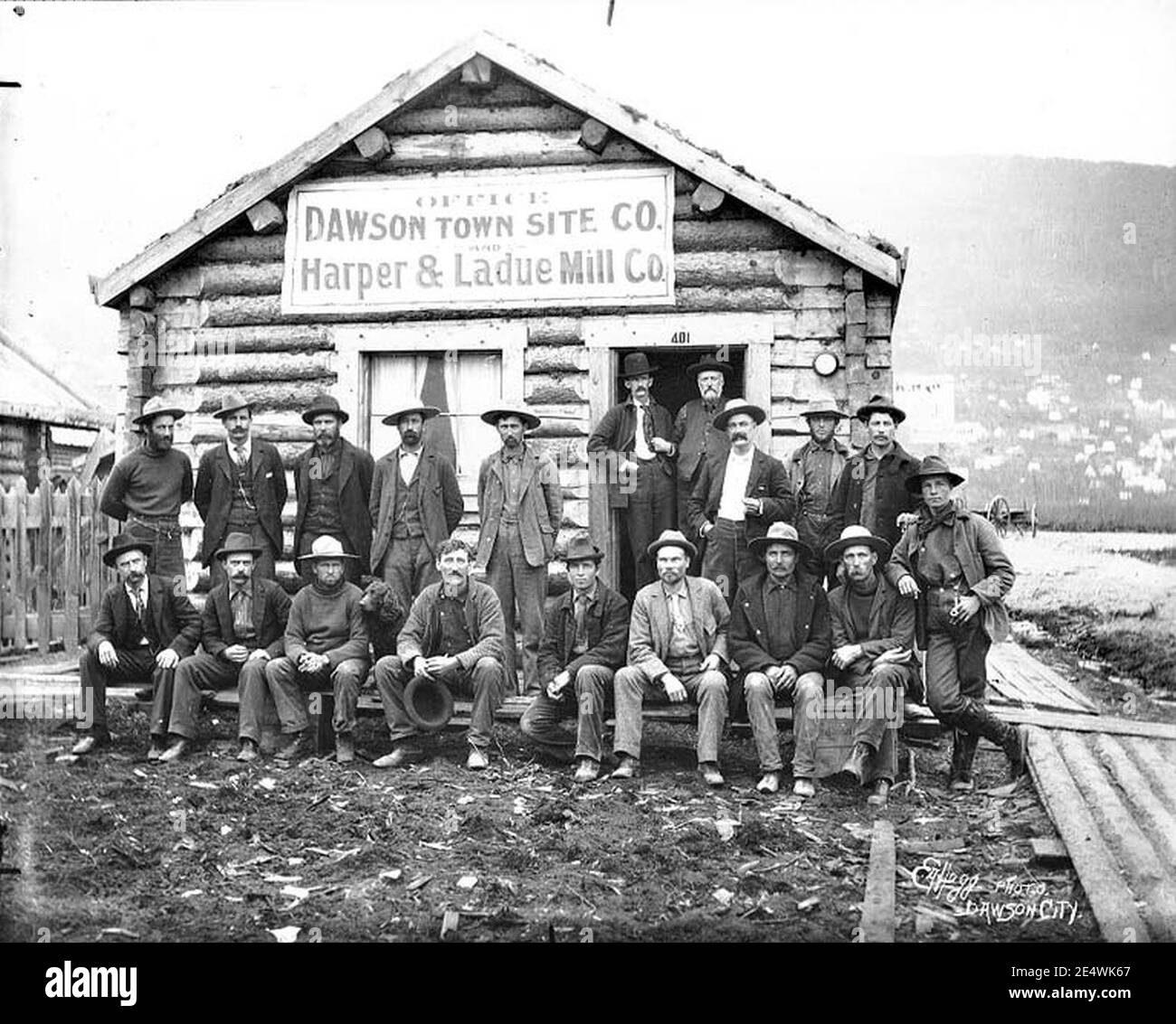 La ville historique de dawson Banque d'images noir et blanc - Alamy
