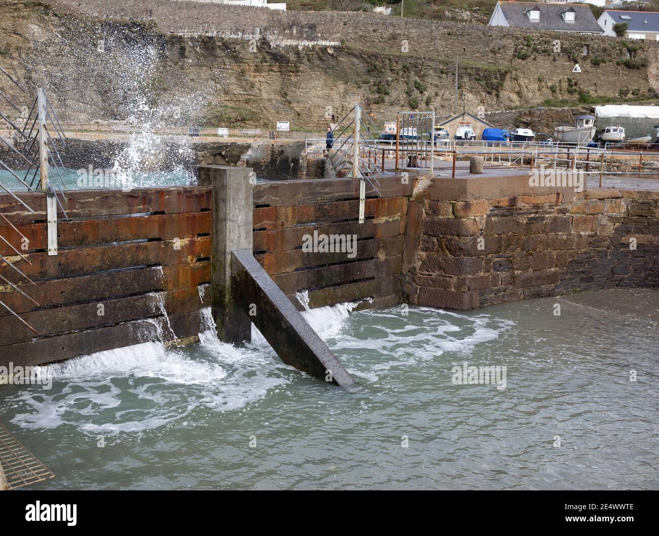 De Hautes Vagues éclabouvent Sur La Défense De La Mer à Portreath Dans