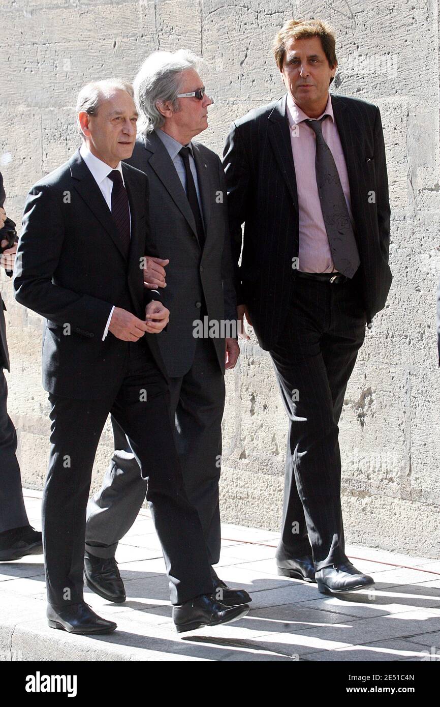 Le maire de Paris, Bertrand Delanoe, et Alain Delon arrivent pour un ...