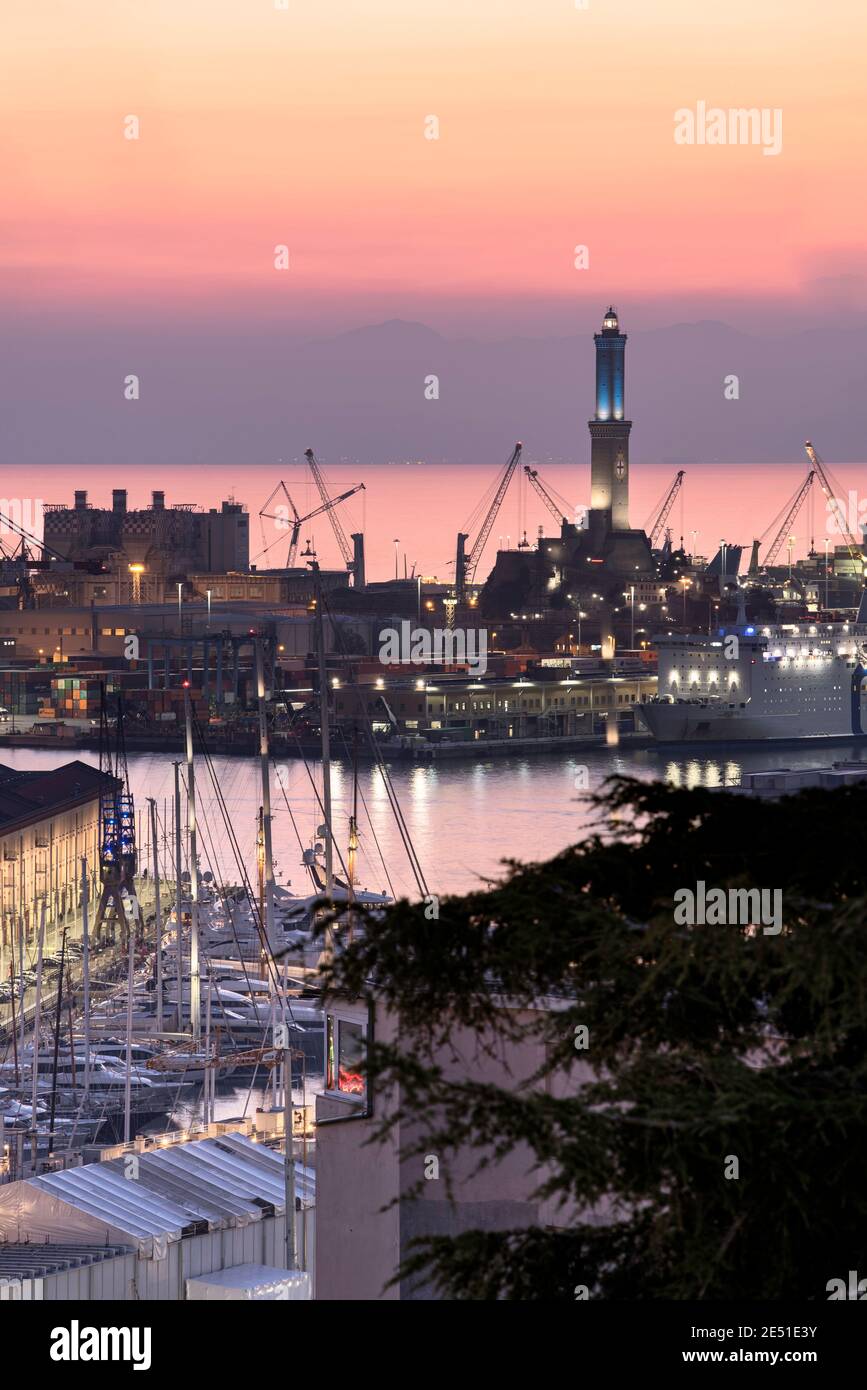 Le port de Gênes et le phare. Haute qualité le port de Gênes est le ...