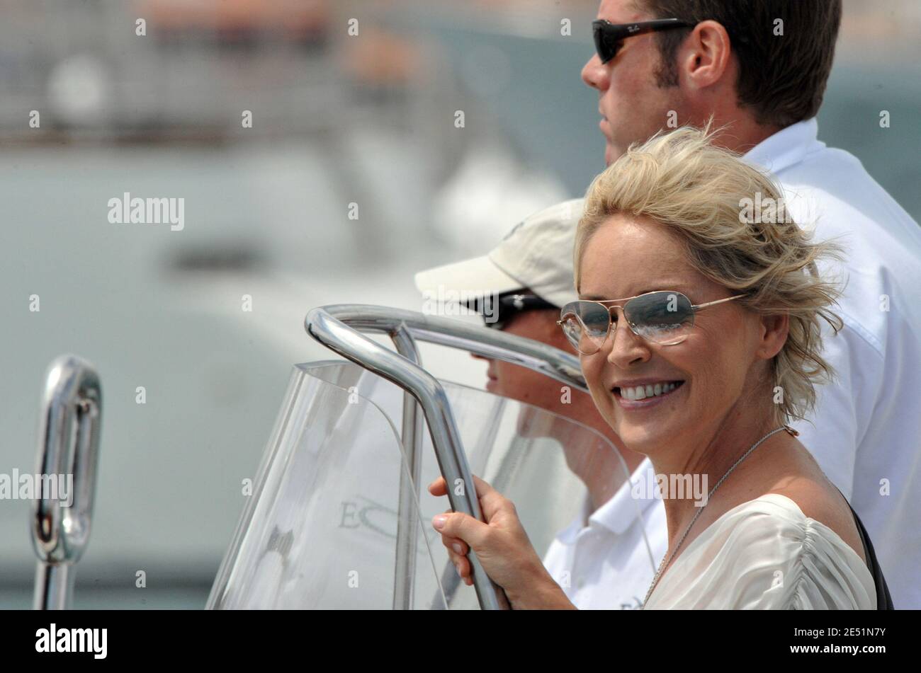 L'actrice Sharon Stone quitte l'hôtel Martinez pour monter à bord d'un ...