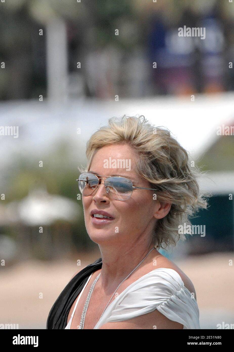 L'actrice Sharon Stone quitte l'hôtel Martinez pour monter à bord d'un ...