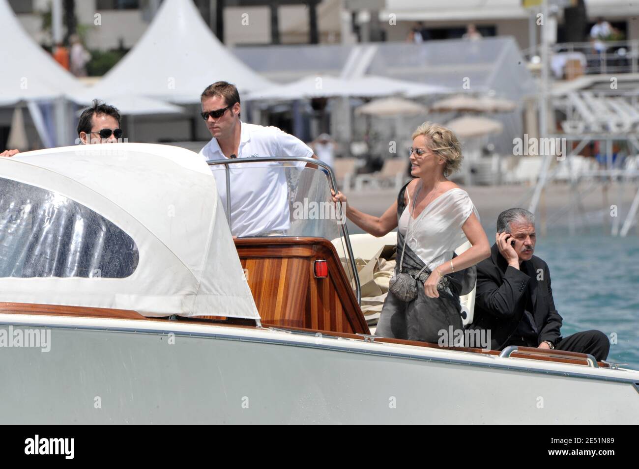 L'actrice Sharon Stone quitte l'hôtel Martinez pour monter à bord d'un ...