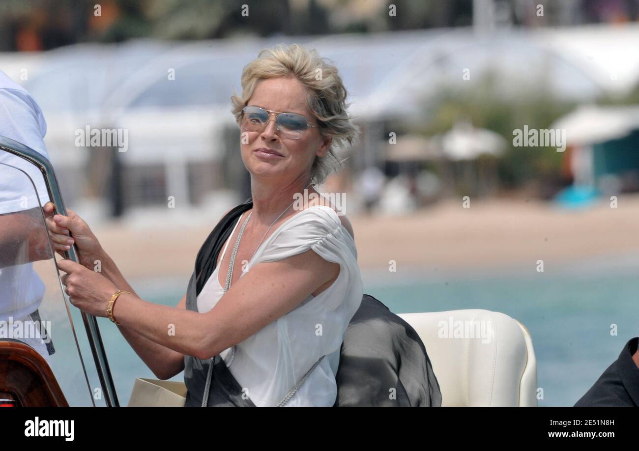 L'actrice Sharon Stone quitte l'hôtel Martinez pour monter à bord d'un ...