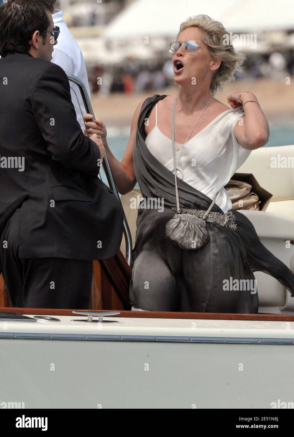 L'actrice Sharon Stone quitte l'hôtel Martinez pour monter à bord d'un ...