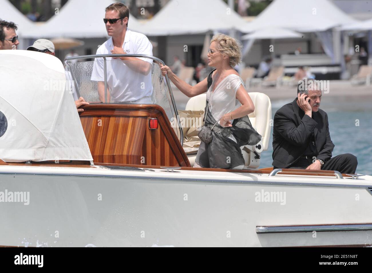 L'actrice Sharon Stone quitte l'hôtel Martinez pour monter à bord d'un ...