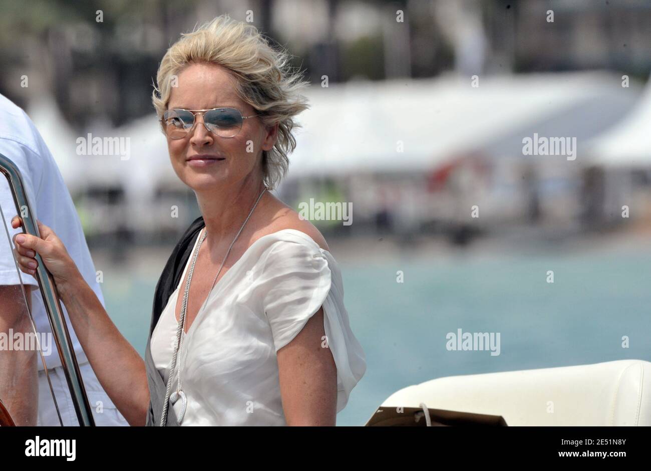L'actrice Sharon Stone quitte l'hôtel Martinez pour monter à bord d'un ...