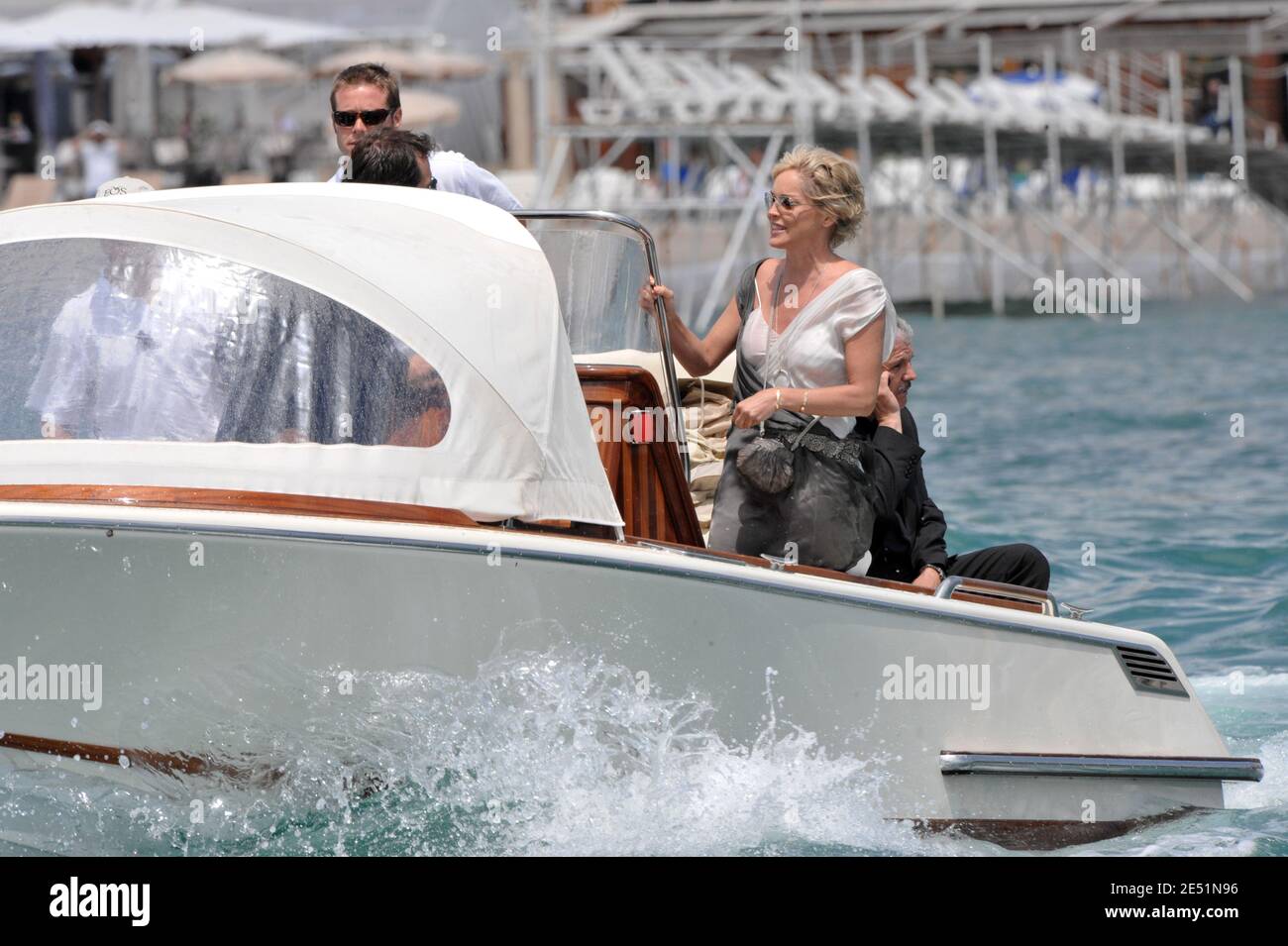L'actrice Sharon Stone quitte l'hôtel Martinez pour monter à bord d'un ...