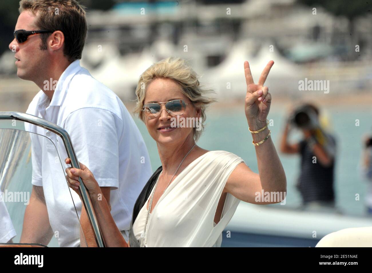 L'actrice Sharon Stone quitte l'hôtel Martinez pour monter à bord d'un ...