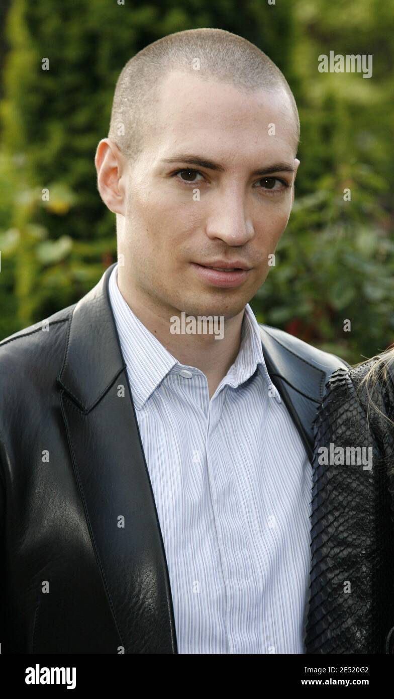 EXCLUSIF. Alexis pose à l'extérieur du club de santé privé 'les ...