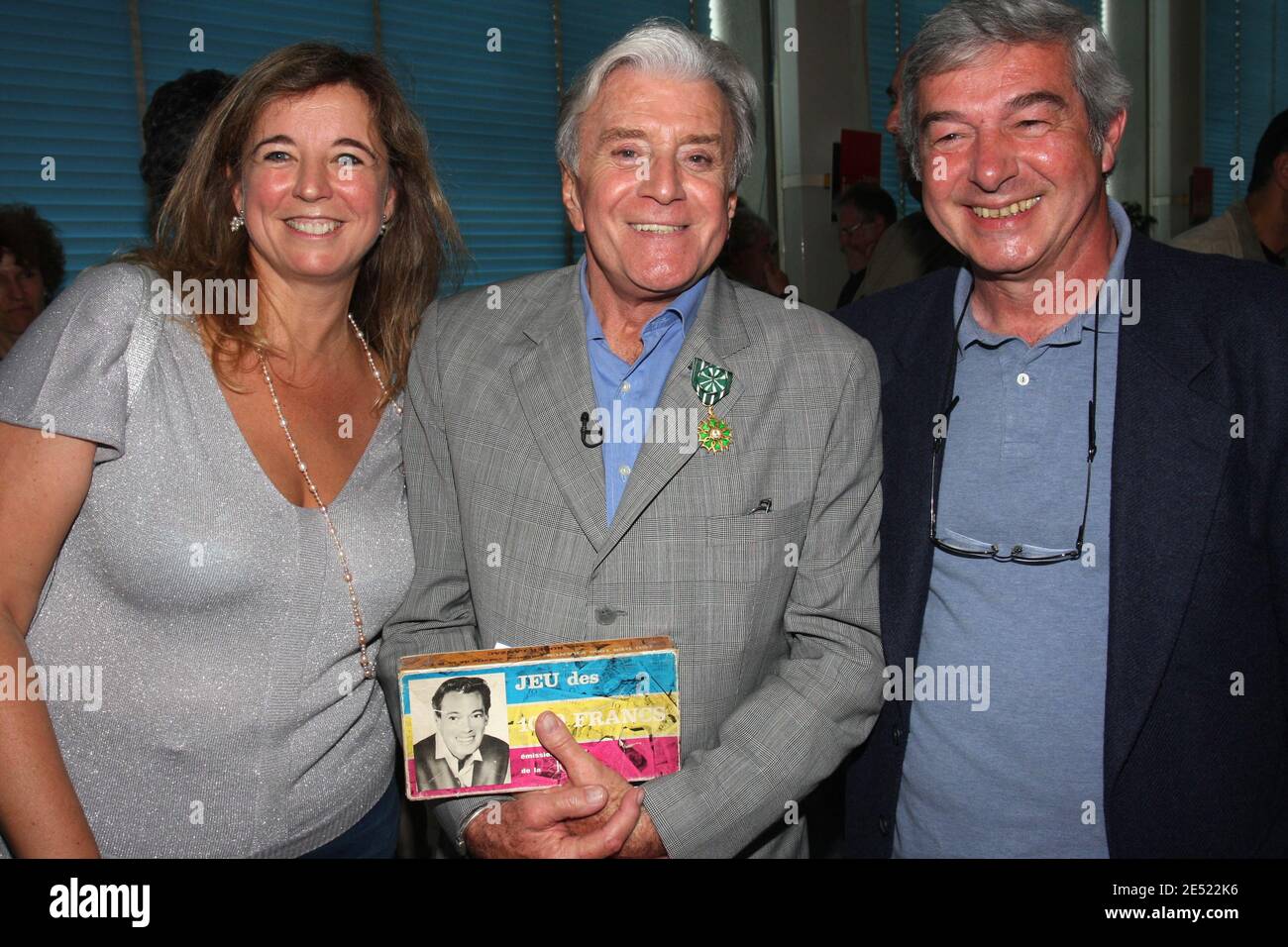 Louis Bozon (C) pose avec Marie Pierre Planchon et Christian Button ...